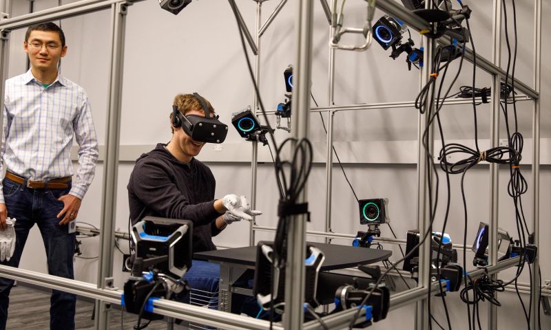 Zuckerberg showt handschoenen voor VR-bril Oculus Rift - Bright