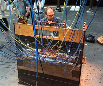 Playing the Building laat pilaren trillen - Bright