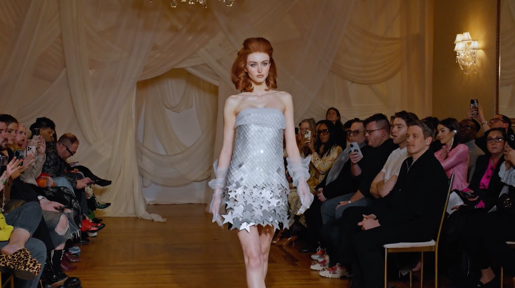 Interactieve jurk van Adobe schittert op catwalk: geen Photoshop nodig ... Interactieve jurk van Adobe schittert op catwalk: geen Photoshop nodig ...